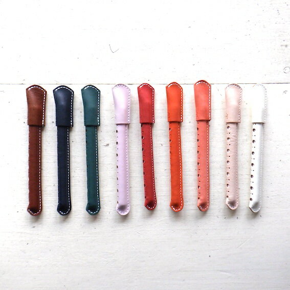 Hender Scheme エンダースキーマ leatherに包まれたボールペン。 使い込むと風合いが増し、手放せなくなります。 SAILORやBICなどの同形のものであれば、 内側のボールペンは取り替え可能。 pen caseに入っている...