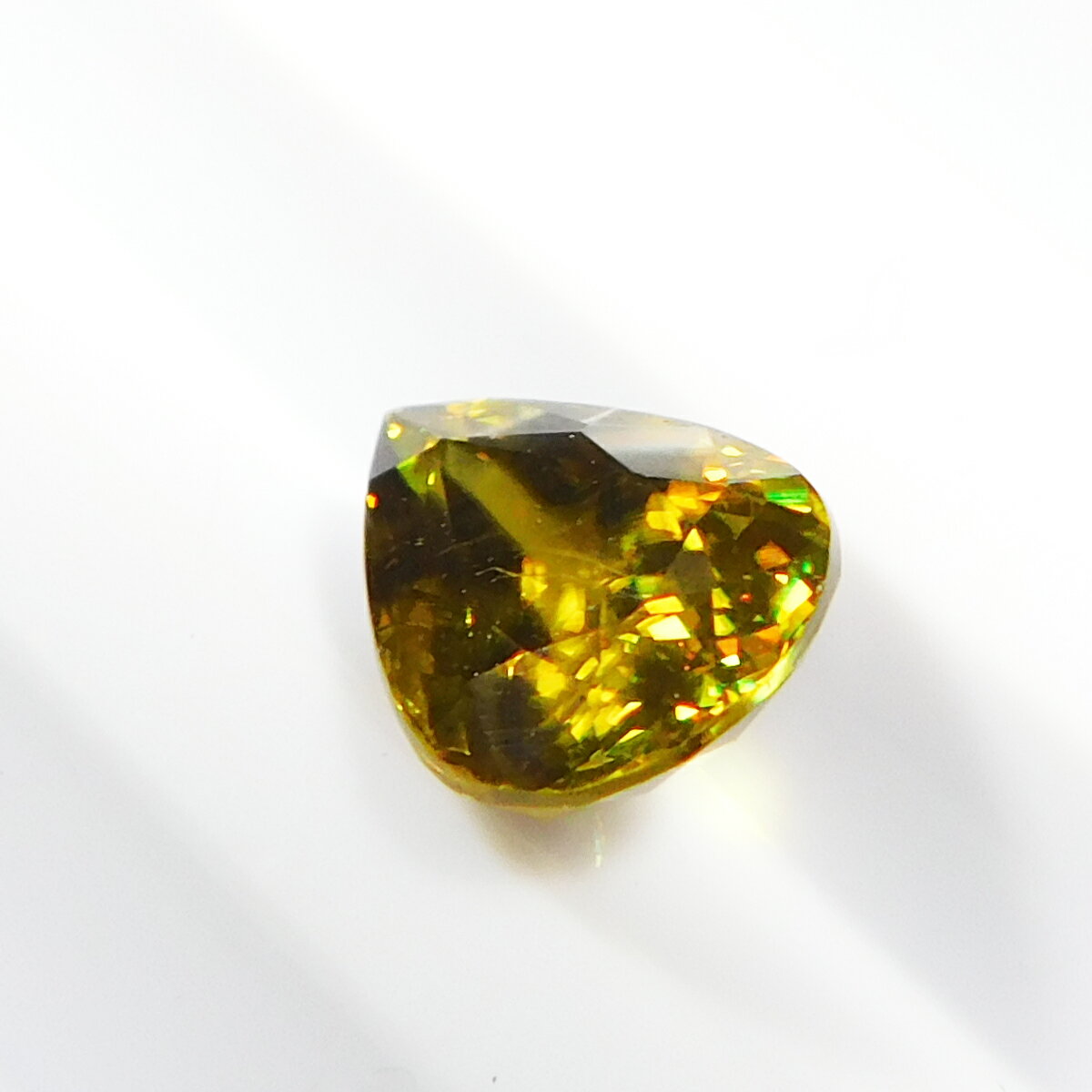 商品情報スペックスフェーン 1石 約2.898ctサイズ 約7.96-10.16×5.46mm宝石鑑別書付スフェーン ルース 2.898ct ペアシェイプカット 鑑別書付 キラキラと煌めくスフェーン ちょっとの動きで色々な色が出て表情が変わ...