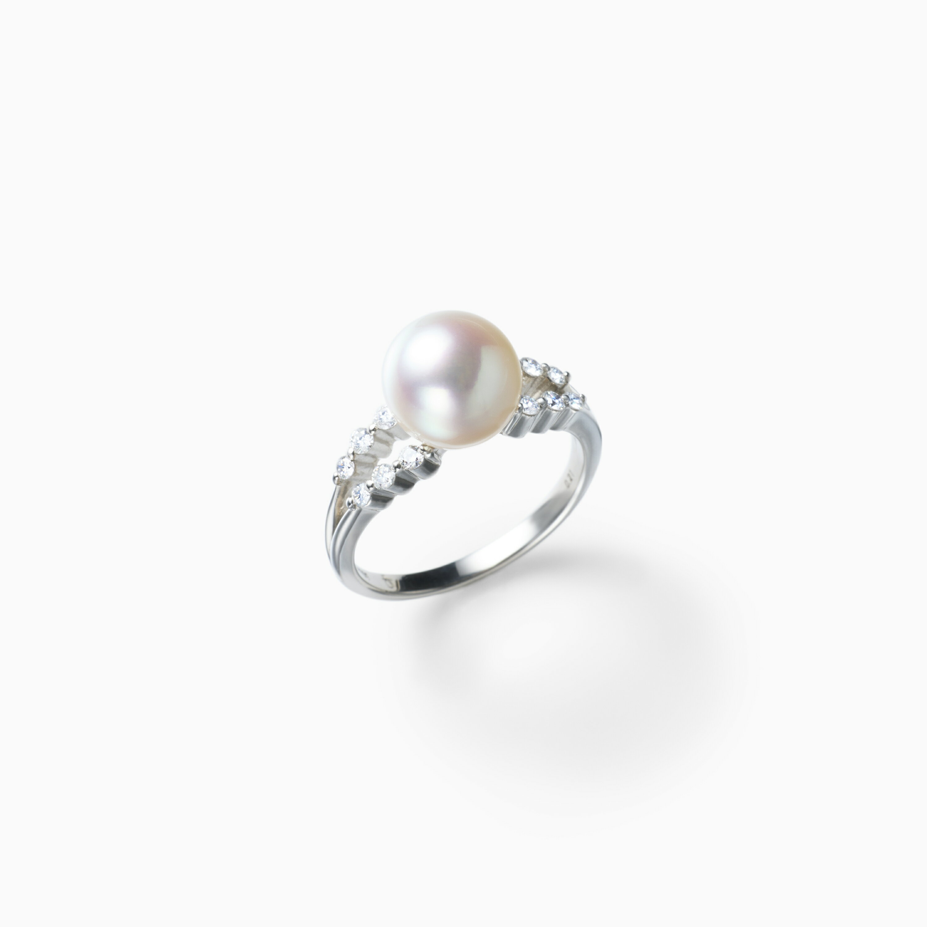 【テリ評価95点・8.5mmUP・プラチナ900・0.21ct】 【リングデザイン】 こちらのリング枠は当社でお取り扱いを行うリング枠デザインの中でも、ダイヤモンドの美しさが強調された優雅なデザインリングです。特に喪のお席を含めた冠婚葬祭全...