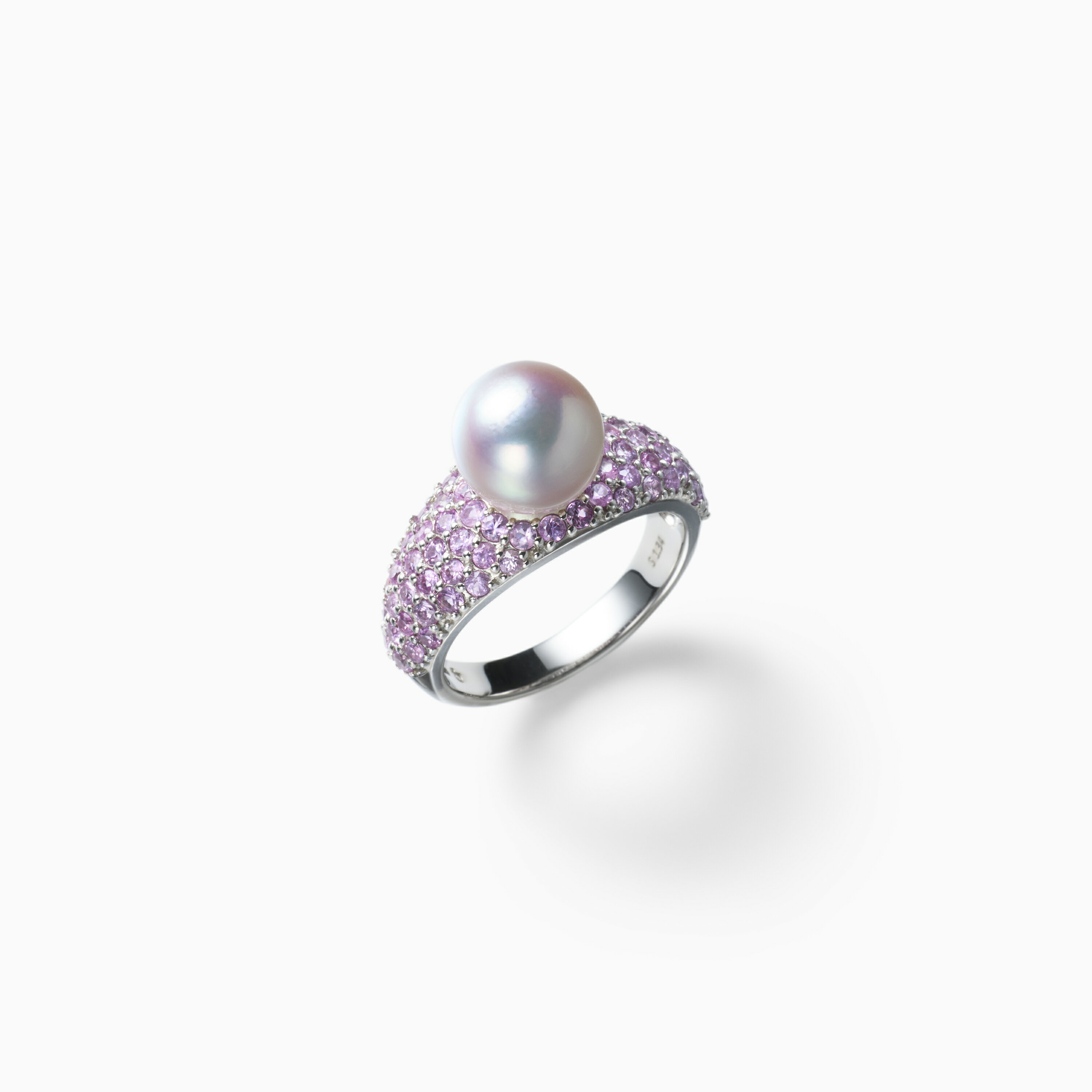 【リングデザイン】 こちらのパヴェリングのデザインは、当社が考えるハイジュエリーとしての理想的な形、重さ、ピンクサファイアのセッティングを一から設計し、作り上げたまさに究極と呼べるパヴェリングです。 使用したピンクサファイアは1.34ct、...