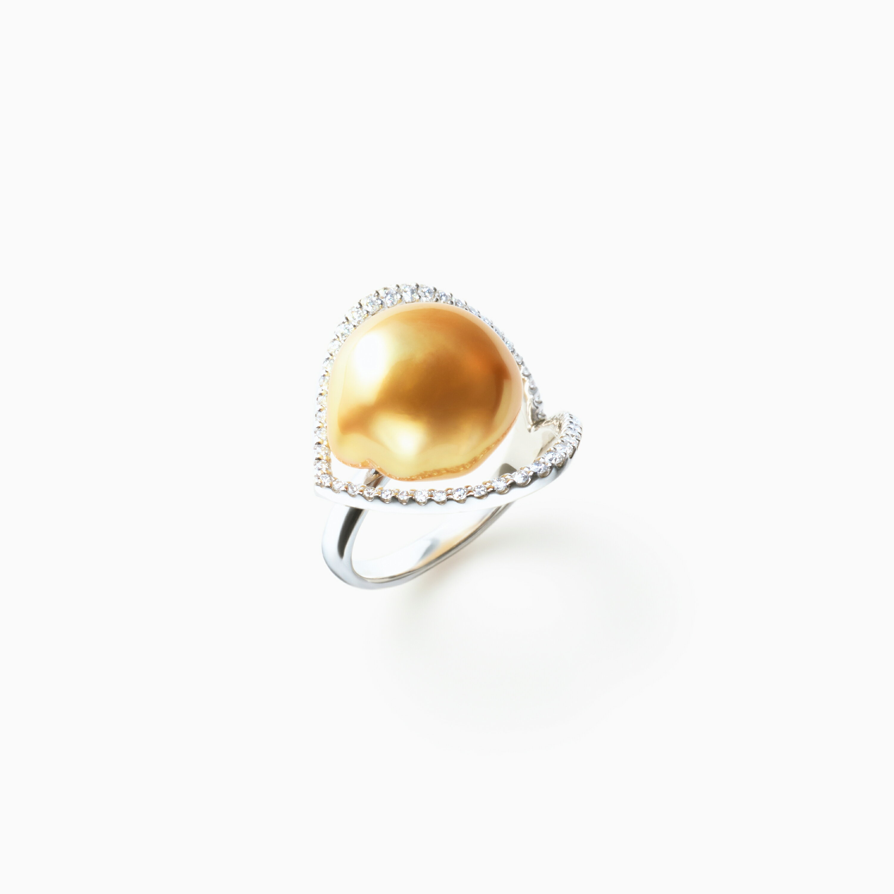 【白蝶真珠ケシ12.8×14.2mm・PT900・ダイヤモンド0.38ct】 【真珠の品質】 ケシとは、養殖された母貝の中に偶然海中の有機物が入り込み、核を持たず真珠層のみで形成された無核真珠の総称でございます。その生成過程は通常の養殖真珠...