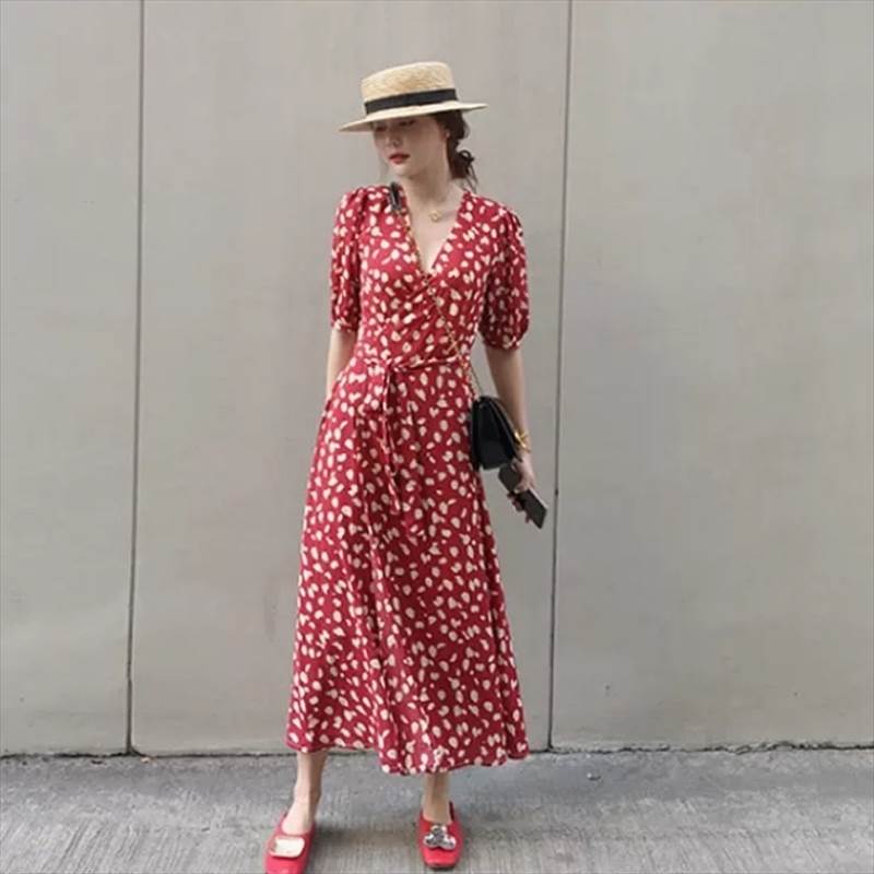 【商品説明】ふんわり女っぽいシルエットのシフォンワンピース!!Vネックラインは首や顔廻りをきれいに見せてくれます。デイリー使いはもちろん、リゾートにもおすすめ♪パンプスやサンダルと相性抜群です!!【カラー】・ブラック・ホワイト・レッド【サイ...