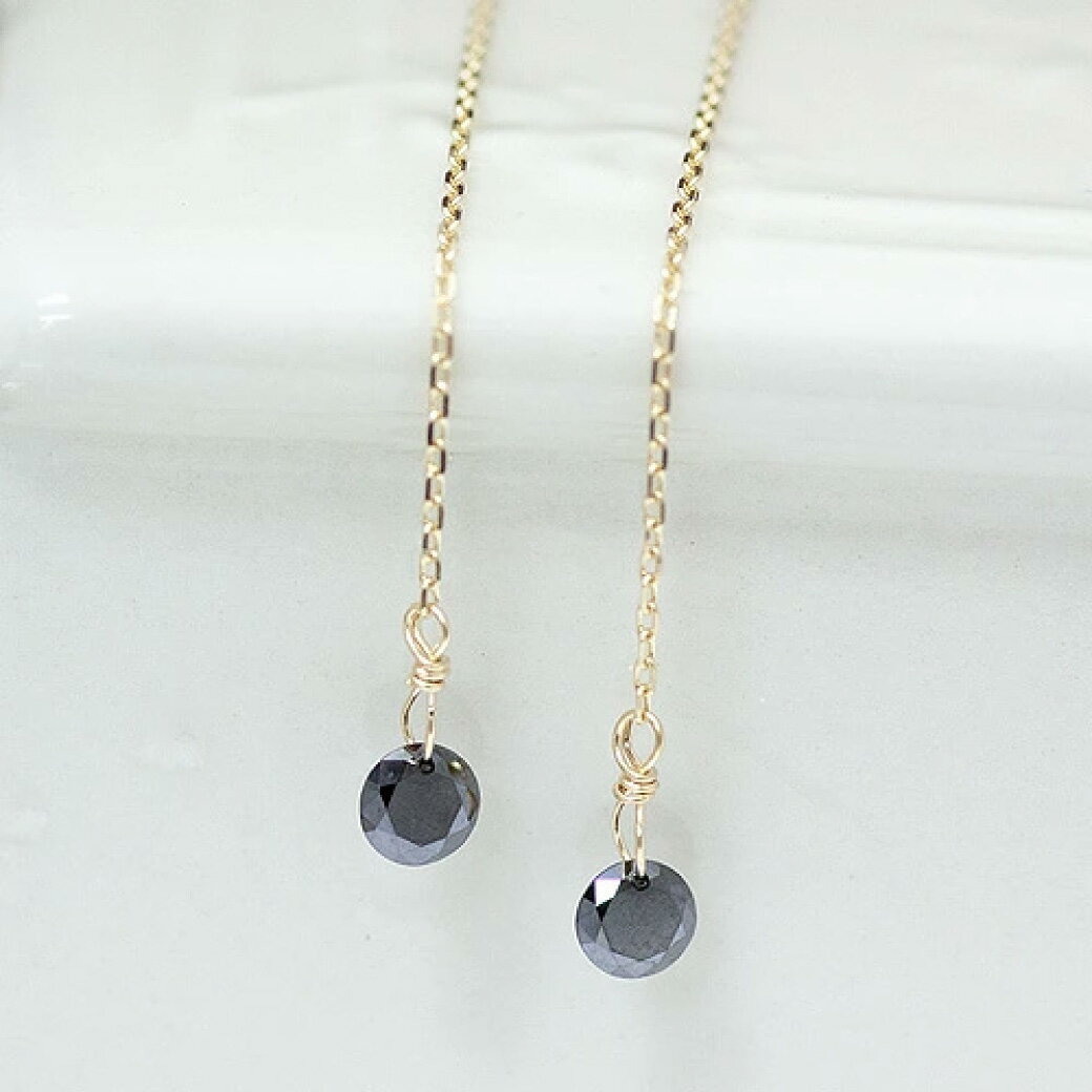 Details 材質/サイズ 　　　　　　　ブラックダイヤモンド 2石 0.4ct 　　　　　　　　K18ゴールド 　　　　　　　　　長さ 10cm / ポスト 0.65mm 納期 即日〜 お取扱い 使用後は専用のクロスで優しく拭くようにし...