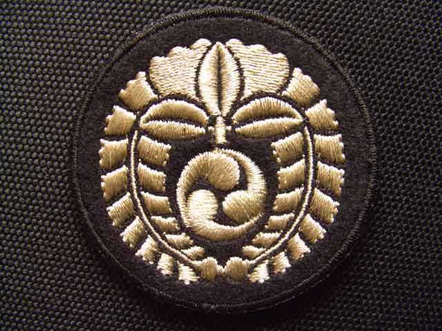 ●___________________________________ ●___________________________________!! 100% Made in JAPAN本格刺繍 !! (丸なし) 下がり藤三つ巴 紋 【 ...