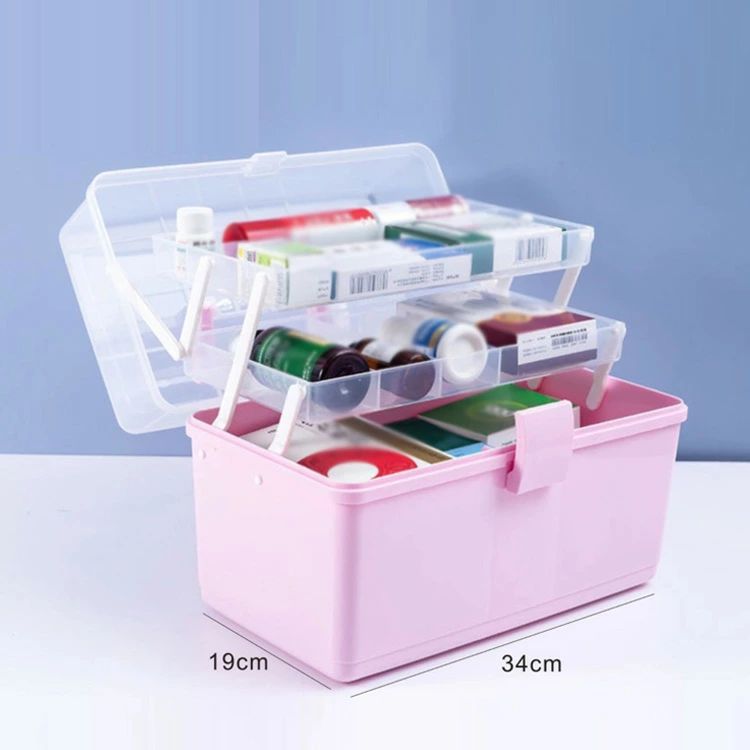 ・3段式で大容量！これ1つでお悩み解決します！・3段に分けて収納できる大容量！・蓋は180度開くので、中身が簡単に一望できます。・仕切りとトレイ付きなので仕分けがしやすく、箱のままの薬やボトルタイプの消毒液もすぐに取り出せます。・留め具が回...