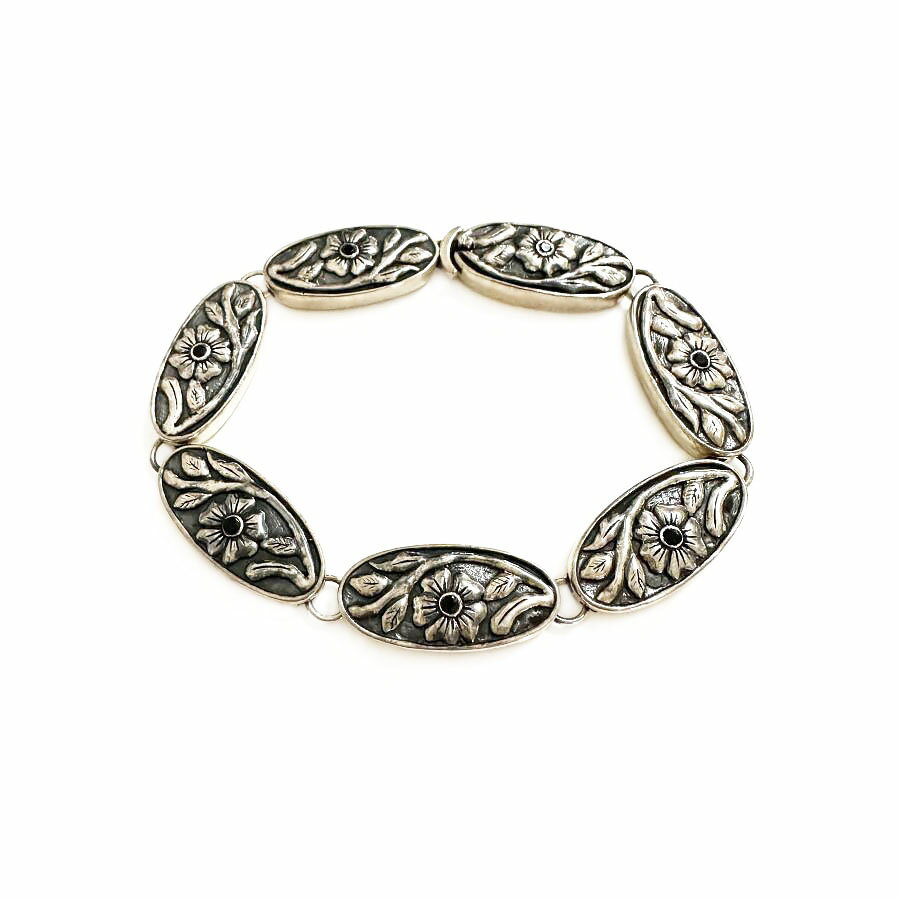 サイズ〔長さ〕約19センチ、〔内周〕約17センチ 〔レリーフモチーフ部分〕約0.6×2.5センチ(厚さ約5ミリ)天然石〔オニキス(カット入り)〕約2ミリ金種スターリングシルバー925ご使用上のご注意入浴時、就寝時は取り外してください。ご使用...