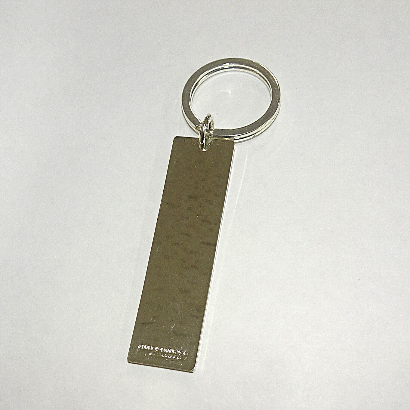 ※この商品は限定入荷品です。在庫限りとなりますのでご了承ください。 ※モニターにより、色の見え方が実際の商品と異なる場合がございます。エールフランス航空のロゴが入ったキーリングです。 サイズ（本体）：約7.5cm×2cm サイズ（リング）：...