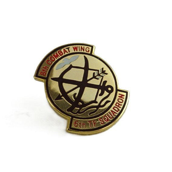 ※この商品は限定入荷品です。在庫限りとなりますのでご了承ください。 ※モニターにより、色の見え方が実際の商品と異なる場合がございます。サイズ：約2.2cm×約1.7cm タイタック式留金付