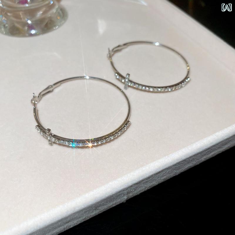 銀の 針は ダイヤモンドの クロスの イヤリングを 入れて 精巧で、 高級 感の 耳の 輪の ファッションの 小さい 大衆の 軽い 豪華な 気質の 耳飾りの 卸売りに 似合います。材料: 金属商品番号: HE26550ブランド: シャンジジ...