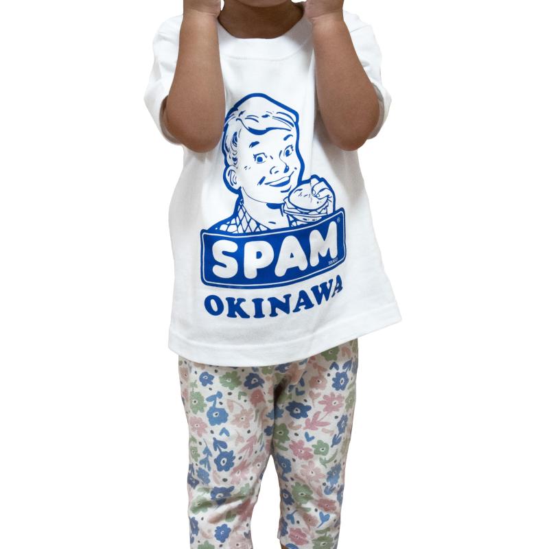 [スパム] OKINAWA キッズ tシャツ ホワイト OLD オールド spamt t kids 男の子 女の子 ポーク ご当地 沖縄 生地：コットン（綿）デザイン：昔風の男性がスパムハンバーガーを食べる、沖縄の定番を表現したユニークなデザイン