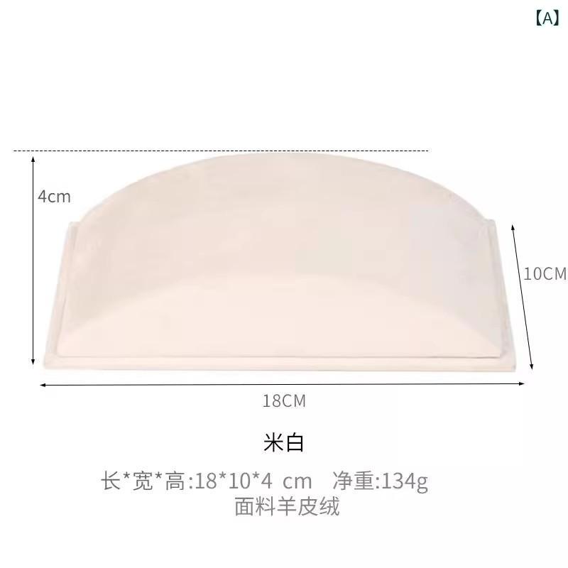 綿布の ブレスレットの 展示は 金銀の チェーンの 展示 棚に 支え られて います。製品番号: アーチネックレス01種類: アクセサリー棚材質: カシミヤの皮スタイリング: タイルブランド: 今職爵カラー: ベージュ,ピンク,紺色,墨緑,...