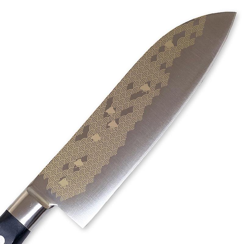 匠美風 野菜 包丁 金彩彫り 波千鳥 三徳包丁 170mm 刃渡り 170mm モリブデン鋼 AUS-8 日本製・種類：三徳 ・全長：約300x48x15mm ・刃渡り：約 170mm 商品重量：約195g・素材：モリブデン鋼 AUS-8・...
