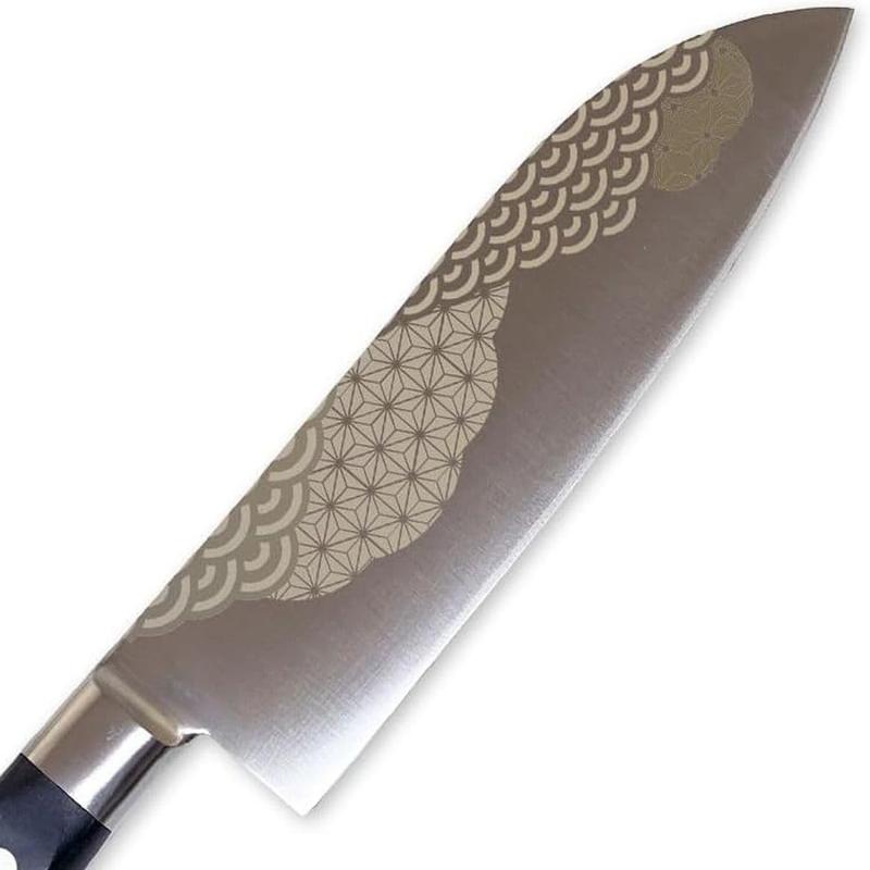 匠美風 大根 包丁 金彩彫り 小紋 三徳包丁 170mm 刃渡り 170mm モリブデン鋼 AUS-8 日本製・種類：三徳 ・全長：約300x48x15mm ・刃渡り：約 170mm 商品重量：約195g・素材：モリブデン鋼 AUS-8・ハ...