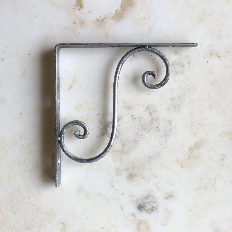 MASOUDI TRADING 棚受け 金具 18cm【2個セット】アイアンブラケット アンティーク調シルバー2個セット サイズ18cm×18cm幅2cm重量：約280g （1個あたり）カラー：アンティークシルバー　素材：鉄・ロートアイアン...