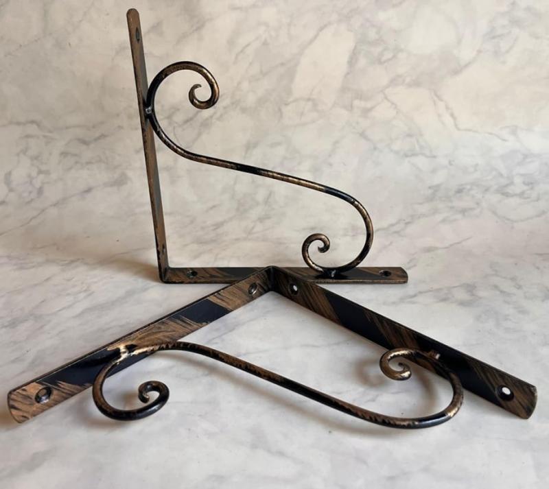 MASOUDI TRADING棚受け 金具 18cm【2個セット】アイアンブラケットおしゃれ L字アングル アンティーク調ゴールドカラー2個セット サイズ18cm×18cm幅2cm 重量：約280g　カラー：アンティーク調ゴールド　素材：鉄...