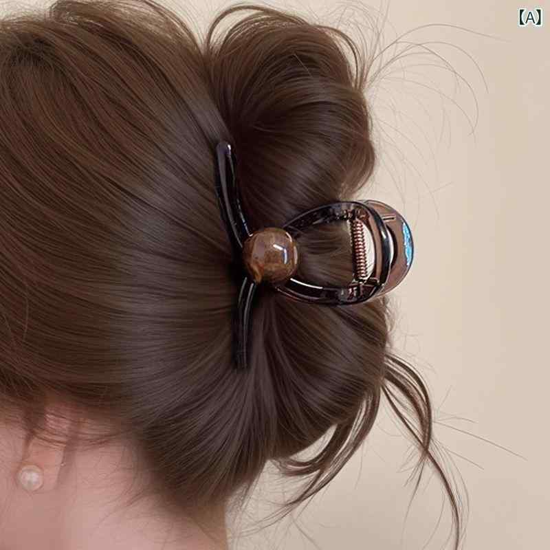 後頭部の 髪の ボリュームを 示す 女性 用の ハイエンドの コーヒー 色の ミディアムヘアピン、 女性 用の シャーククリップ、 2025 年の 新しい ヘア ピン材料: 混合材料商品番号: YYQ905010ブランド: ユイジュエリース...