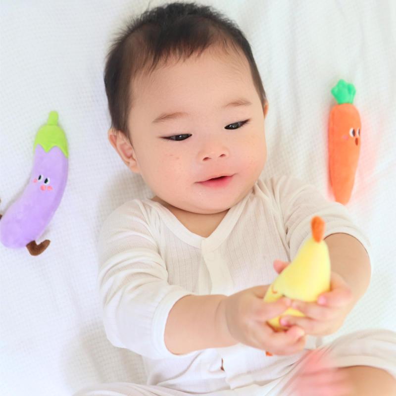 【モロー反射軽減にぎにぎ/日本製】赤ちゃんおもちゃ 0ヶ月 新生児 ベビー 超軽量 ギフト【洗い可能/BPAフリー】ふわふわ毛绒素材 — 赤ちゃんのデリケートな肌にやさしい、触り心地抜群の毛绒仕上げ。安心して握れます。モロー反射をやさしく抑...