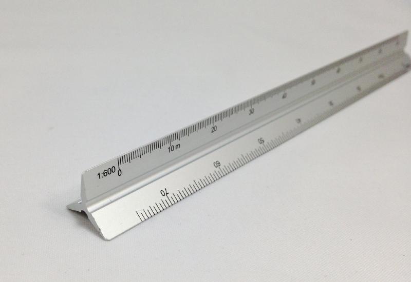 三角スケール アルミ 15cm 縮尺 1/100 1/200 1/300 1/400 1/500 1/600材質 ： アルミ製長さ ： 150mmスケール ：　1:100/1:200/1:300/1:400/1:500/1:600重量 ： ...
