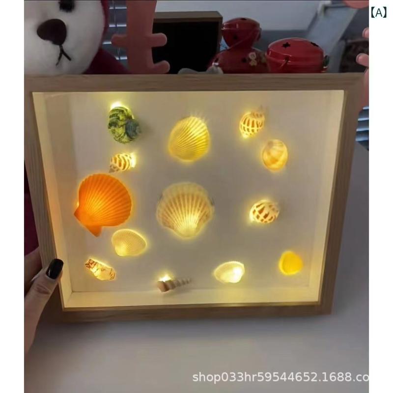赤い 本の同じ タイプの 手作りの diy 貝殻の フォト フレームの 小夜の 明かりが 光って います。材料: 無垢材職人技: 手作り加工とカスタマイズ: いいえ形: 長方形商品番号: b236363内枠サイズ: 8inch フォトフレー...