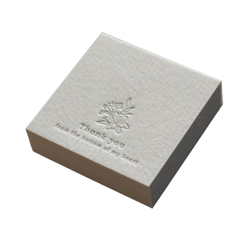 BAY LETTERPRESS サンキューカード 兼 アクセサリー台紙 ユリ 活版印刷【商　品】サンキューカード兼アクセサリー台紙【用　途】サンキューカード、ピアス等のアクセサリー台紙【生　産】日本製【素　材】紙製【印　刷】活版印刷【サイズ...