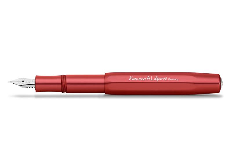 Kaweco AL Sport fountain pen Deep Red F (fine)毎日安心。 Kaweco Sport万年筆は、ドイツ製の高品質スチールペン先を備え、5つの幅から選べるので、あらゆるフォントタイプに最適です。歴史的...