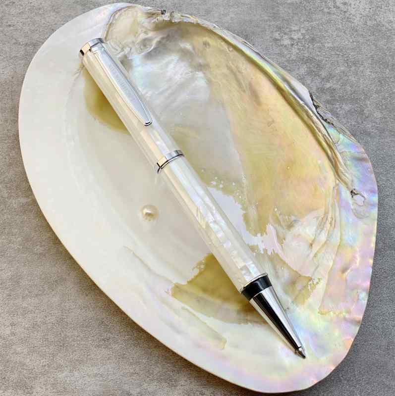 LACHIEVA LUX 白蝶貝ボールペン 高級ギフトセット ドイツ製P900M芯 1.0mm油性 替芯付 男女兼用 プレゼントに最適虹のような艶めきを放つ真珠貝ボディ : 天然の白蝶貝（真珠貝）を贅沢に使用し、高品質な樹脂で包み込んだ上品...