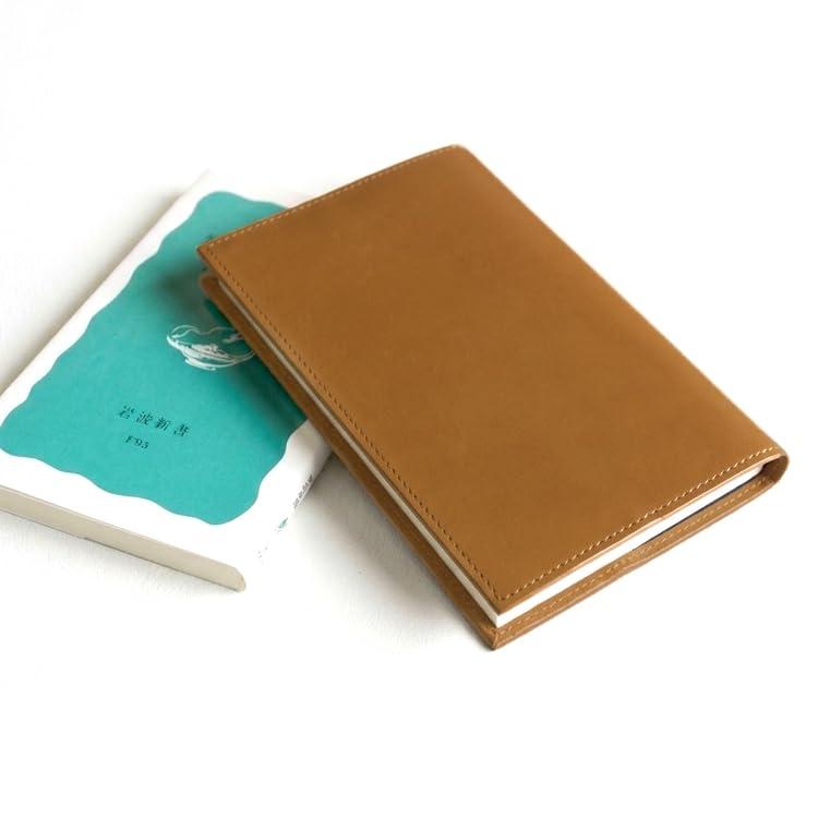 国産かばん屋さんの手作りレザーブックカバー 新書版革の街・浅草で革職人が作った本革ブックカバーです。ご自分用にはもちろん、ギフト用としてもおすすめです。本革製なので使い込むほどに革の味わいが増します。サイズ（開いた状態）：約186mm×24...