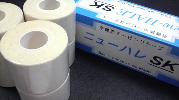 ○皮膚に近い約30%の適度な伸縮率とライクラRの優れた伸縮回復性により、 　 テーピングの際に稼動範囲の調節が工夫できる固定力と、フィット感の両立を生みます。 ○止血圧迫や器具の固定時も、皮膚ストレスを極力与えず、しっかり固定する事が出来ま...