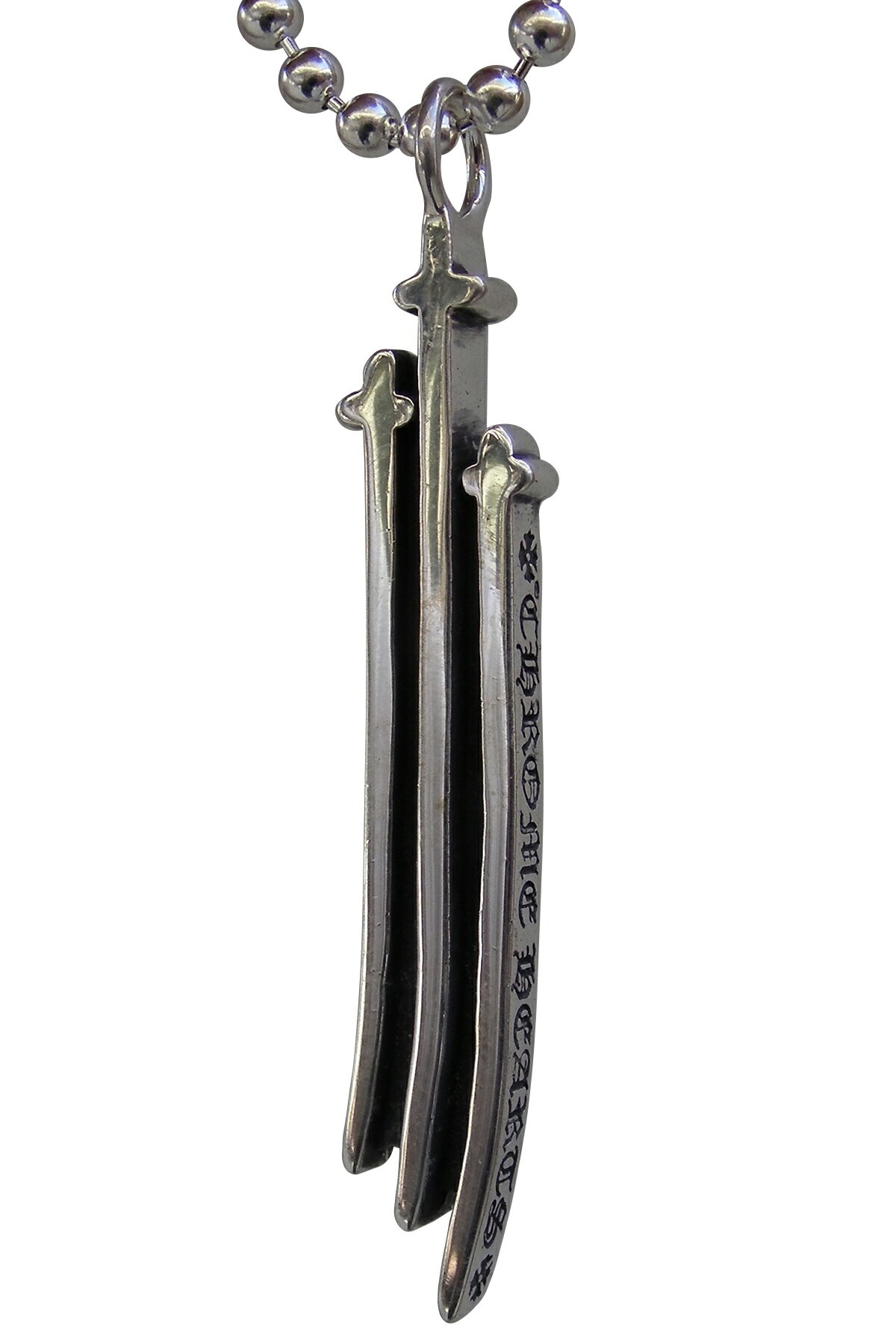 クロムハーツ RS　3クロス ペンダント です。 クロムハーツ創設者であるリチャードスタークのサインとして親しまれてきた手書き風のモチーフを立体デザイン化したペンダント トップです。 線の細さが魅力的。男性女性問わず、オススメです。 素材：...