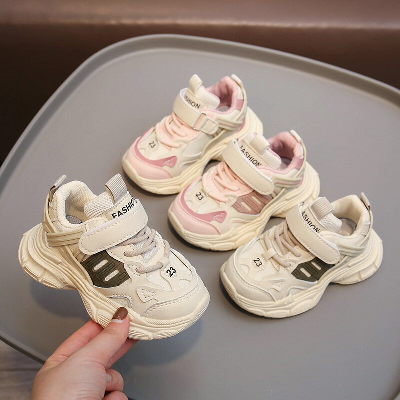 スニーカー キッズ 通学履き ダッドスニーカー 男の子 女の子 マジックテープ 子供靴 軽量 スポーツシューズ ゴム紐 幅広 運動靴 通学 通園 13.5cm-18.5cm 通学や運動時の活動的な動きにも対応できるよう、つま先部分が広めに作...