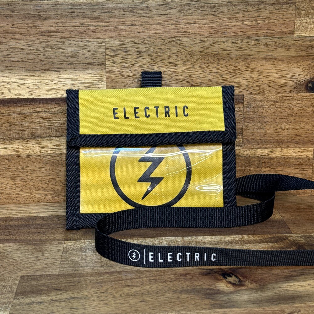 ■ 商品について ELECTRIC PASS CASE2 MANDARINは、スノーボードやスキーでリフト券やICチケットを携帯するのに便利な首掛けタイプのパスケースです。 リフト券やカード類を身につけて管理しやすく、ゲレンデでのチケット確...