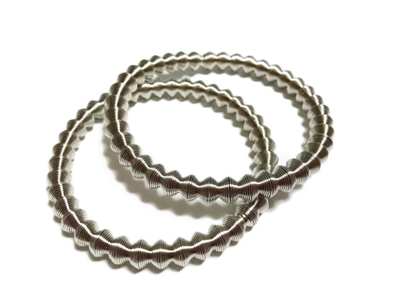 [la junes] 日本製 おしゃれな光沢アームバンド スプリングスリムループ式 メンズ レディース バリエーションさりげなくおしゃれなワンポイントアイテムのアームバンドスプリングに伸縮性がございますのでサイズフィットします。サイズフリー...