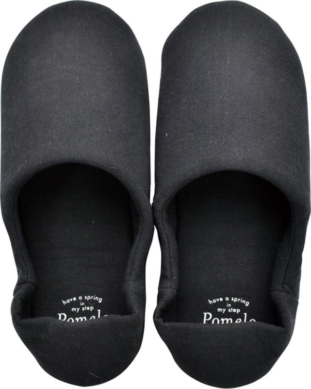 [現代百貨] 洗えるポータブルスリッパ Pomelo BLACK サイズ：レディースフリーサイズ(約23.0〜24.5cm)持ち運び用巾着ポーチ付き/ソールは滑りにくいセームレザー調の生地を使用/洗濯機使用可能ネット使用推奨/かかとは踏んで...