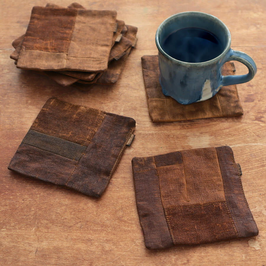 Size：10.5×10.5cm前後 素材：リネン(柿渋染め) 生産国：日本(高知県) ※色々に媒染した生地のハギレを縫い合わせて作られているため、 　組み合わせはさまざまで個体差のある1点モノになります。 　選択は当店におまかせください。...