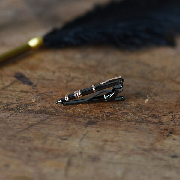 ギフト対応胸元に視線が集まっちゃうユニークな万年筆がモチーフのネクタイピン。オシャレや個性、遊び心をさり気なくアピールでき、女性からのプレゼントとして注目されています。人とは違うオシャレを楽しみたい人や万年筆愛好家、執筆活動をしている方へぴ...