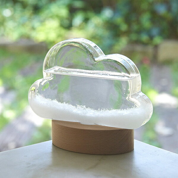 ギフト対応丸い台座に雲をのせた形がかわいい、ユニークなインテリア。19世紀初頭・ヨーロッパで航海時の気象予測ツールとして使われていた「ストームグラス（気象計）」は、天気や気温などによって液体内の結晶の様子が変化すると言われており、結晶がユニ...