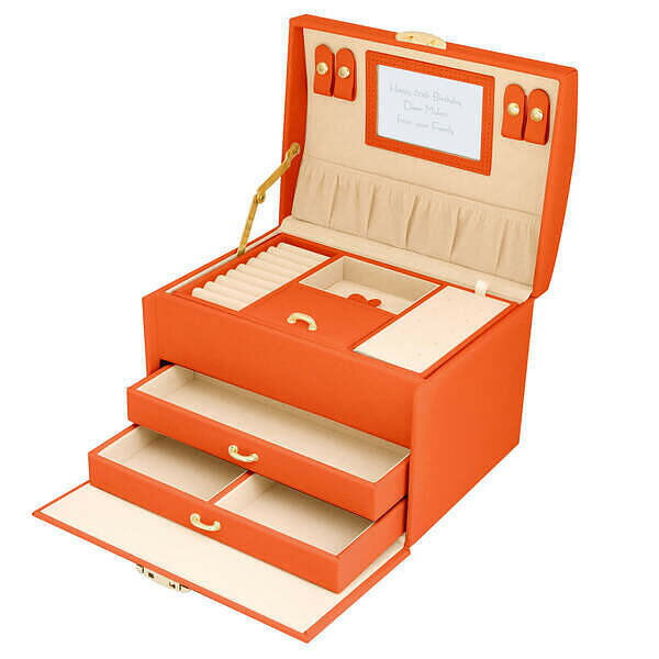 ギフト対応引き出しが2段ついた大容量ジュエリーボックス。大小さまざまな収納スペースがあるので、たくさんのジュエリーを綺麗に分けて収納することができます。ふたを閉めてしまえばスッキリ、インテリアとしても素敵です。また、ハンドル付きなので持ち運...