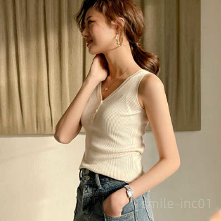 全4色！1枚着としてはもちろん、インナーとしてもオススメです!伸縮性のあるリブニットで、フィット感が心地良いタンクトップ。首元をすっきり見せるVラインのヘンリーネックがポイントで、シンプルながらもデザインが効いています◎ヘルシーな印象で、カ...