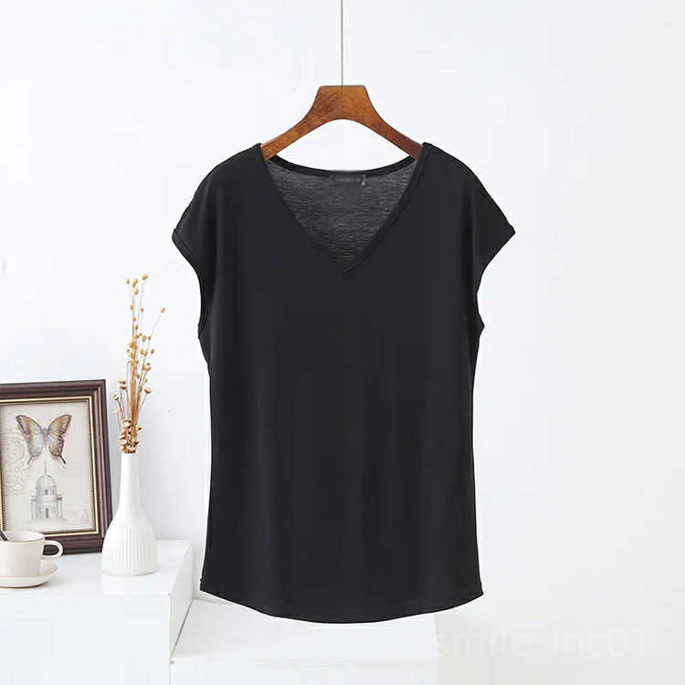 夏に最適なモダールノースリーブTシャツ。通気性、と柔らかさ抜群なモダール素材で着心地抜群です。リラックスウェアやインナー、スポーツウェアにも◎抜群の伸縮性とストレスフリーな着心地が魅力です。単品にもインナーにも使える万能item。 サイズM...