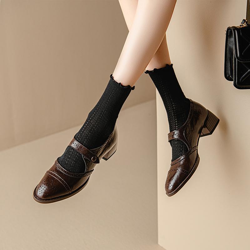 カラー: ブラック、ブラウンサイズ展開: 34、35、36、37、38、39アッパー素材: 牛革つま先形状: ラウンドトゥヒール高さ: ミドルヒール（3～5cm）性別: レディースシーズン: オールシーズンカテゴリ: スクール風レザーシュー...