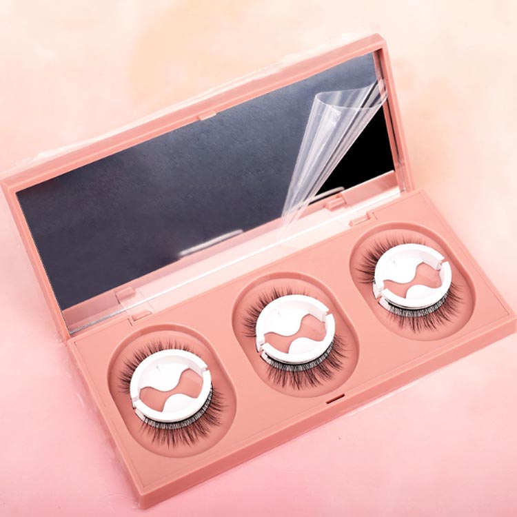 温感接着剤不要つけまつげセット。3秒時短メイク！のり不要つけまつげ◎粘着力抜群◎のり不要◎水や汗に強い！リサイクル可能！予備テーブ。取って貼る超便利！使用後はカードスロットに置く！取って貼るつけ心地いい。1.おまけの三日月留めを使って、まつ...