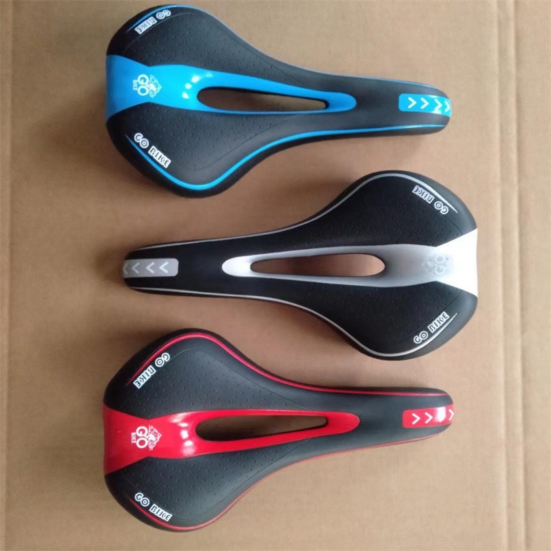 かっこいいスポーティーな自転車用サドルです。マウンテンバイクロードバイククロスバイクなどにオススメです。クッション性も良くお尻が痛くなりにくいのがポイント◎中央に空気が通る穴があり通気性も抜群です♪【サイズについて】画像をご参照ください。【...