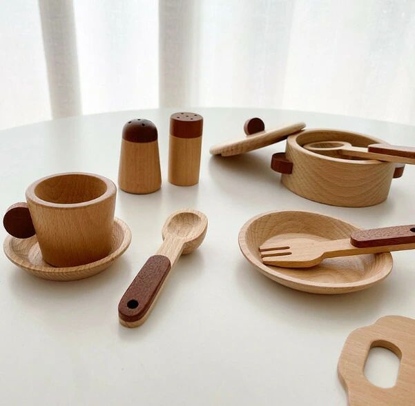 【商品仕様】素材：ブナサイズ：39×34×8cm重さ：1kg対象年齢：3－14歳【15PCSの木製調理器具セット】なべ、ナイフ、皿などついた15点豪華調理器具セット。お子様がパパママの料理の技を真似することができ、本物の炊事道具や食材に夢中...