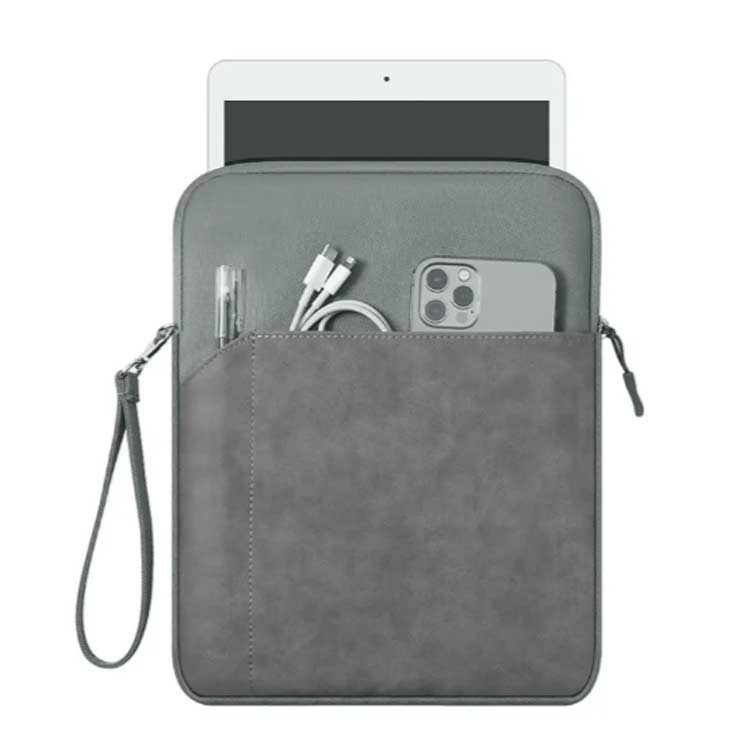 タブレットパソコン用ケースです。便利な持ち手付きなので、持ち運びにも便利！ケースの表面は雨や汚れに強いフェイクレザーとオックスフォード生地。強度や耐久性に優れているので、安心して長くご愛用頂けます。内側の両面には柔らかい起毛素材を使用してい...