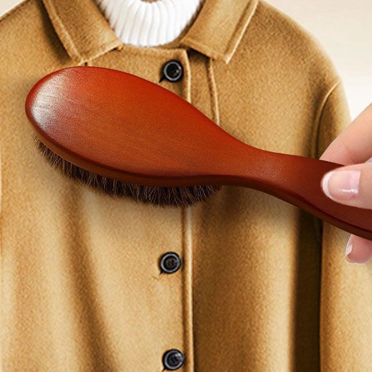 洋服ブラシ。ウールカシミヤのスーツコートセーターなど幅広い用途にお使いいただけます。【高質な天然素材】素材には高級である天然な馬毛を使って、柔軟性は高い、馬毛ブラシは日常の生活品として不可欠なものです。天然木採用、美しいだけでなく、変形しに...