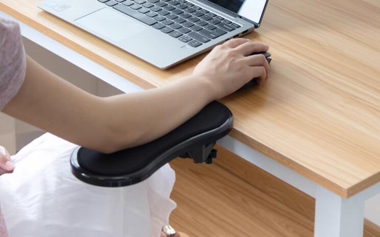 【商品コード】：y812573【カラー】ブラックサイズ：横20cm、縦45cm机の厚み5cm以内、アームの幅7cmまでの椅子に取り付け可能です。パソコンデスク用にアームレストを設置で快適空間。特徴：ひじ掛けでも机でも設置することができます！...