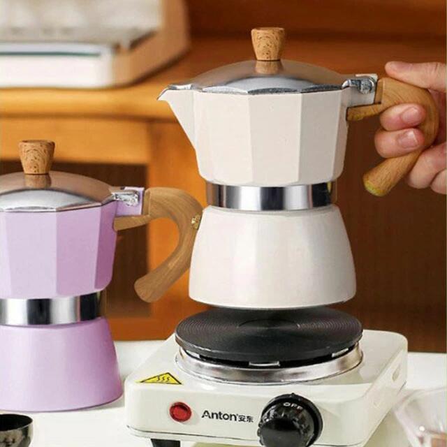 直火式エスプレッソメーカー【電源不要で場所を選ばず利用可能】直火式エスプレッソメーカーは電気を使わないのでガスコンロやアウトドア用のバーナーで手軽に使えます。 おうちだけでなく、キャンプや登山などアウトドアでも本格的なエスプレッソを楽しむこ...