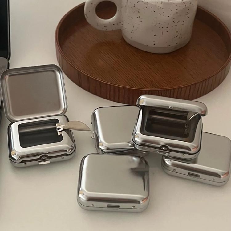 エレガントでスマートな携帯灰皿セットタバコの灰を入れることができる携帯灰皿。手のひらに収まるコンパクトサイズで持ち運び時に便利！コンパクトなのでカバンなどのちょっとしたスペースに収納ができます。愛煙者へのプレゼントにもお勧めな逸品です。サイ...