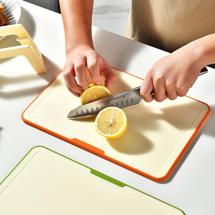 使い分けができるまな板3枚セット。風通しが良く乾きやすいスタンド付きで衛生的です。コンパクトなサイズ感に仕上げており、キッチンで置き場に困らないのもポイントです。食器洗浄機に対応しているためお手入れも簡単。肉魚野菜など食材に合わせて使い分け...