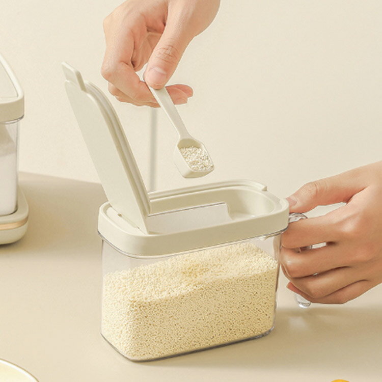 磁石式調味料ケース 2個セット調理中の「スプーンが行方不明…」「台所が散らかる…」を解決！磁石付きスプーンだから、容器の側面に軽く近づけるだけでしっかり吸着。スプーンを失くす心配もなく、調理がスムーズになります。湿気ニオイをしっかりガード3...